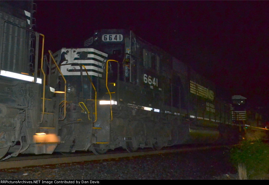 NS SD60 6641 trails on 25T